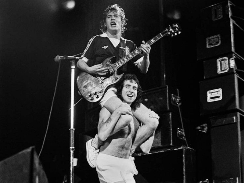 AC/DC: Angus Young, '"Back In Black" è il nostro album dedicato a Bon ...