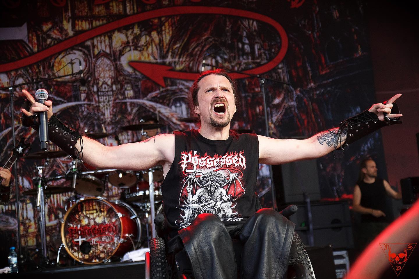 Possessed: Jeff Becerra sale sul palco con Max e Igor Cavalera per ...