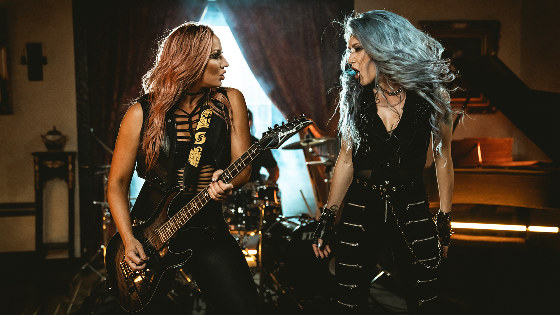 Nita Strauss: guarda il dietro le quinte di 'The Wolf You Feed' feat. Alissa White-Glutz ...