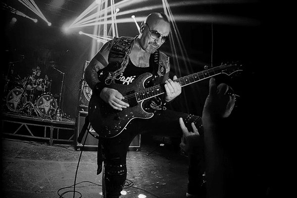 Venom: Mantas risponde a Cronos, "Guarda i video della tua band, se ...
