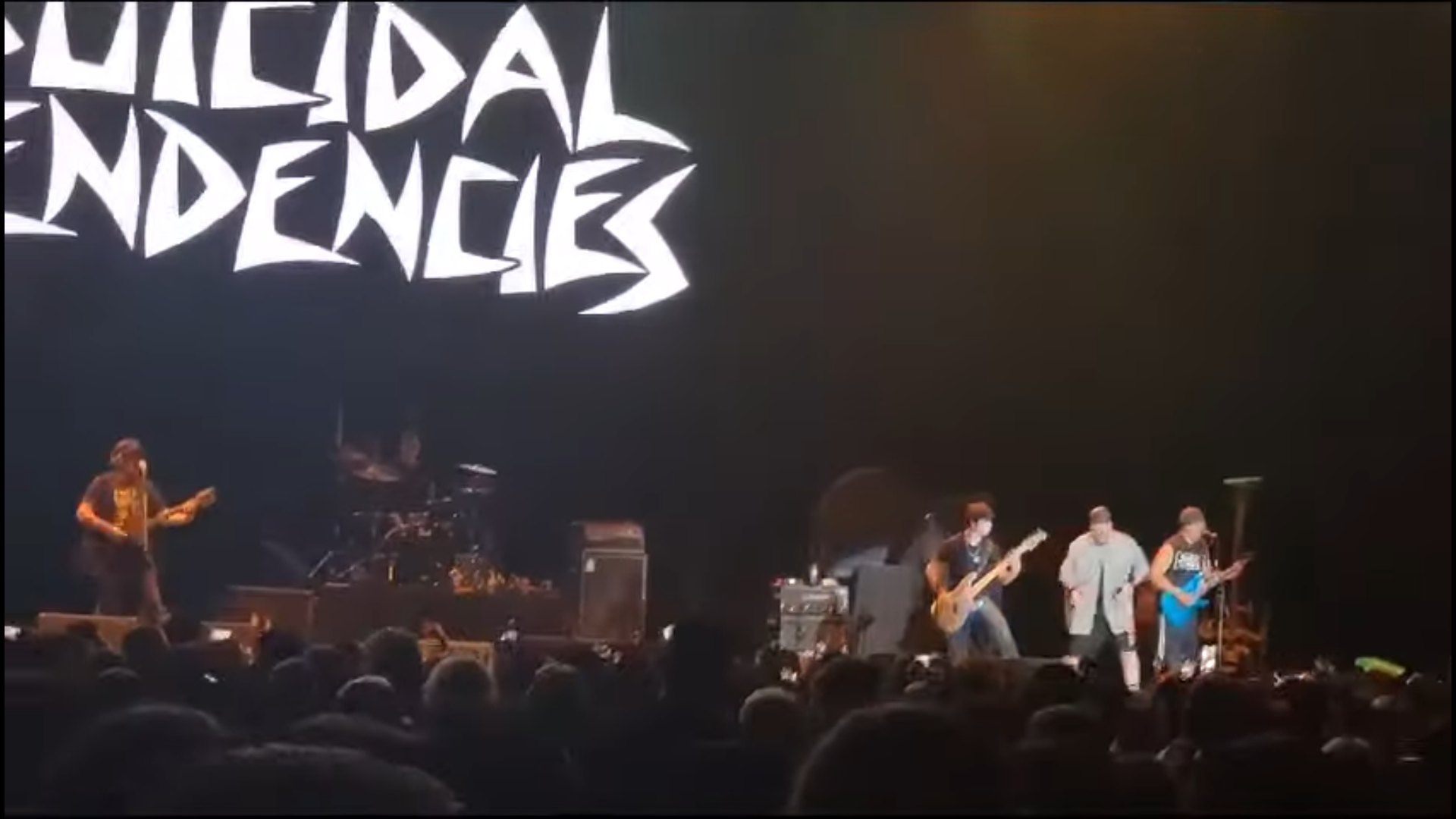 Suicidal Tendencies: Mike Muir cade dal palco mentre esegue 'You Can't ...